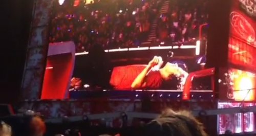 Harry Styles Falling On Stage: The One Direction Star Lands In A Puddle ...