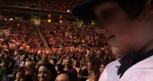 WATCH: Justin Timberlake Gets 25,000 Fans To Sing To An 8 Year-Old Fan ...